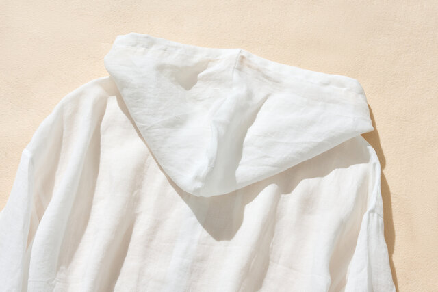 涼し気な雰囲気が魅力のリネン素材のブルゾン フード付き ライトアウター ホワイト 230613-1 | iichi 日々の暮らしを心地よくするハンドメイドやアンティークのマーケットプレイス