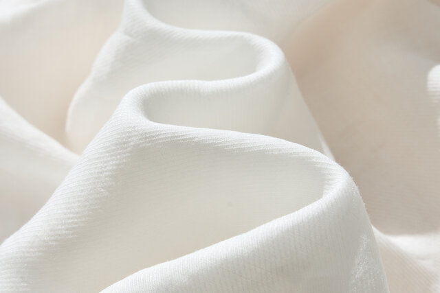 涼し気な雰囲気が魅力のリネン素材のブルゾン フード付き ライトアウター ホワイト 230613-1 | iichi 日々の暮らしを心地よくするハンドメイドやアンティークのマーケットプレイス