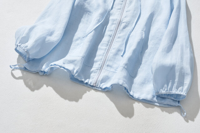 涼し気な雰囲気が魅力のリネン素材のブルゾン フード付き ライトアウター 薄い水色 230613-2 | iichi 日々の暮らしを心地よくするハンドメイドやアンティークのマーケットプレイス