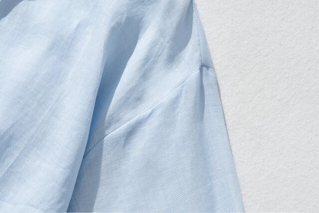 涼し気な雰囲気が魅力のリネン素材のブルゾン フード付き ライトアウター 薄い水色 230613-2 | iichi 日々の暮らしを心地よくするハンドメイドやアンティークのマーケットプレイス