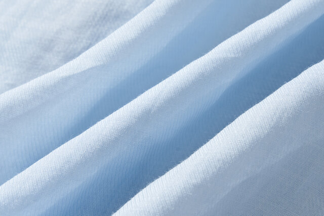 涼し気な雰囲気が魅力のリネン素材のブルゾン フード付き ライトアウター 薄い水色 230613-2 | iichi 日々の暮らしを心地よくするハンドメイドやアンティークのマーケットプレイス