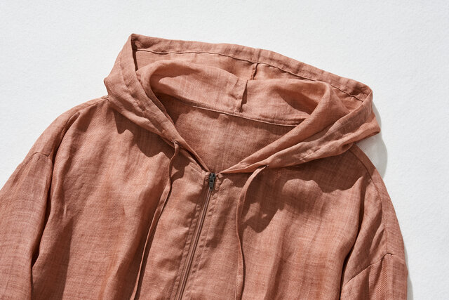 涼し気な雰囲気が魅力のリネン素材のブルゾン フード付き ライトアウター 赤みの橙色 230613-5 | iichi 日々の暮らしを心地よくするハンドメイドやアンティークのマーケットプレイス
