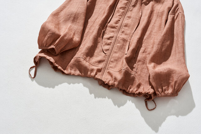 涼し気な雰囲気が魅力のリネン素材のブルゾン フード付き ライトアウター 赤みの橙色 230613-5 | iichi 日々の暮らしを心地よくするハンドメイドやアンティークのマーケットプレイス