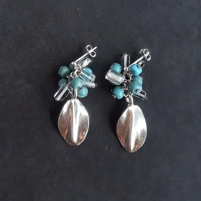 カレンシルバーのひねりチャーム、くすみターコイズ、スモーキークォーツの耳飾り / ピアス or イヤリング | iichi ハンドメイド・クラフト作品・手仕事品の通販