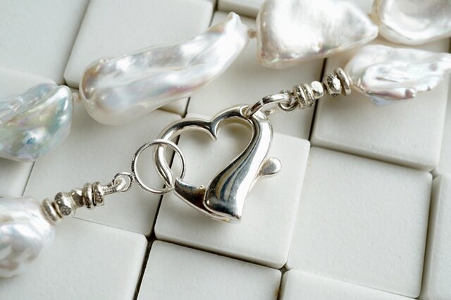 大ぶりケシパール（バロック）とハートの留め金ネックレス | iichi ハンドメイド・アンティーク・食品・ギフト・手作り