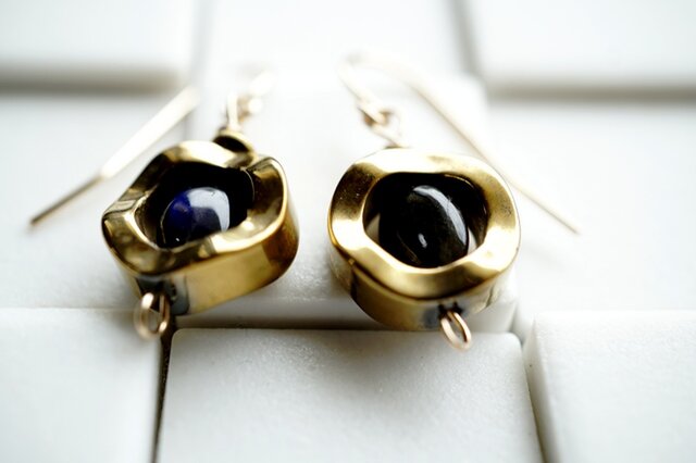 ヘマタイトサークルに入ったカイヤナイトのピアス | iichi ハンドメイド・クラフト作品・手仕事品の通販