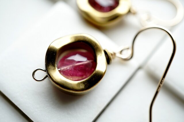 ヘマタイトサークルに入ったピンクトルマリンのピアス | iichi ハンドメイド・クラフト作品・手仕事品の通販