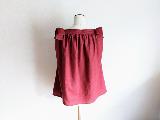 『新作』コットンリネンのリボンギャザーノースリーブ コチニールレッド ブラウス トップス | iichi ハンドメイド・クラフト作品・手仕事品の通販
