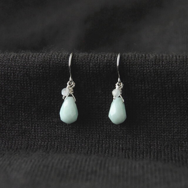 Drop Pierce（アマゾナイト×ホワイトムーンストーン） | iichi 日々の暮らしを心地よくするハンドメイドやアンティークのマーケットプレイス