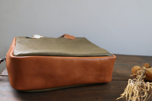 カーキ×キャメルのナチュラルなボストンbag | iichi ハンドメイド・クラフト作品・手仕事品の通販
