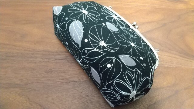 18cmくし型がま口ポーチ シルバー 2 | iichi ハンドメイド・クラフト作品・手仕事品の通販