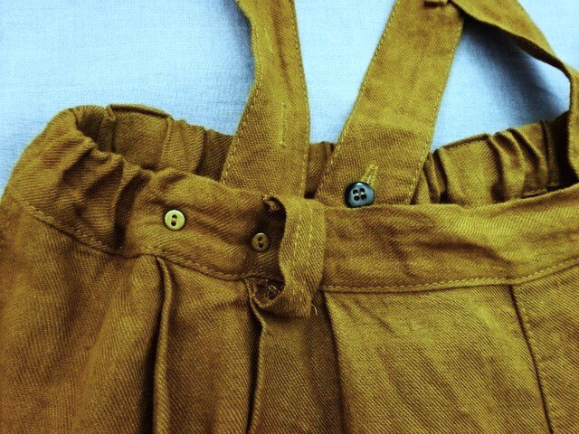 【受注制作】カーキ茶/綾織40リネン 3tuckバルーンパンツ(取り外し可能サスペンダー付) | iichi ハンドメイド・クラフト作品 ...