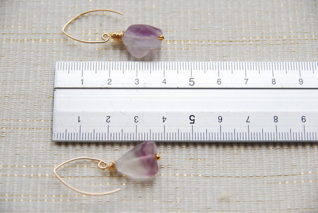 ストライプのラフロックフローライトのマーキスフックピアス no.1 14kgf | iichi 日々の暮らしを心地よくするハンドメイドやアンティークのマーケットプレイス