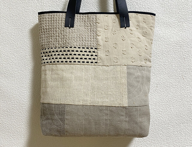 クリーミーパッワークのトートかばん（黒色ビーズ刺繍） | iichi 日々の暮らしを心地よくするハンドメイドやアンティークのマーケットプレイス