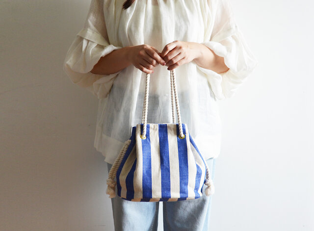 新サイズ！ ヨーロッパリネン ストライプマリンバッグ ブルー 少し大きめ中サイズ 定番ストライプのマリンカラー | iichi 日々の暮らしを心地よくするハンドメイドやアンティークのマーケットプレイス