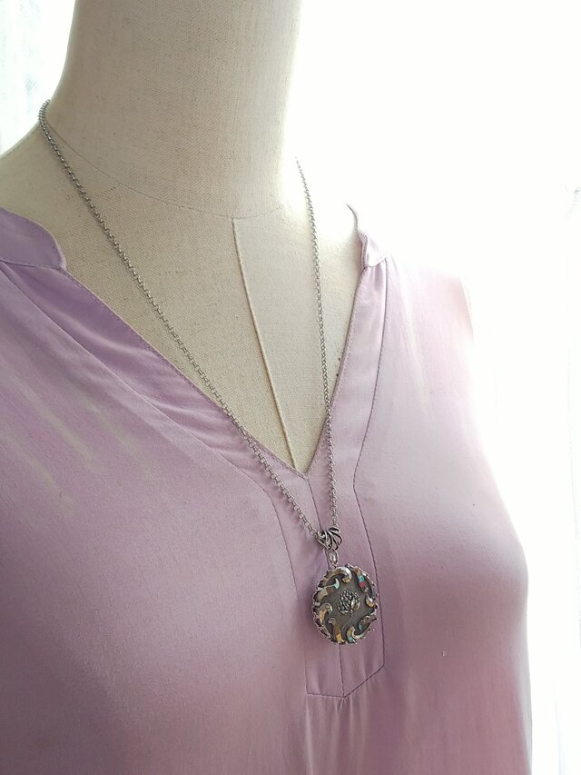 アンティーク Lotus flower / アンティークSilver（約28㎜）Aランク ネックレス | iichi 日々の暮らしを心地よくするハンドメイドやアンティークのマーケットプレイス