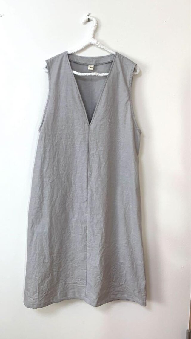 Vネックジャンパースカート 20s ダンガリー・ グレー 着丈110cm ポケット付き 綿100％ | iichi ハンドメイド・クラフト作品・手仕事品の通販