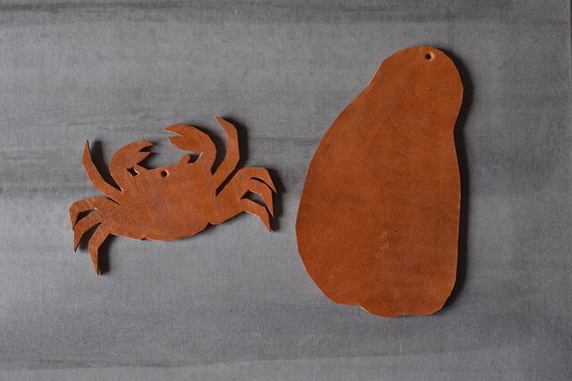 革の壁掛け さるかに | iichi ハンドメイド・クラフト作品・手仕事品の通販