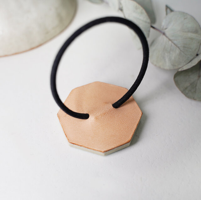 TH-81 美濃焼 ヴィンテージタイルのヘアゴム 裏面レザー加工 | iichi ハンドメイド・クラフト作品・手仕事品の通販