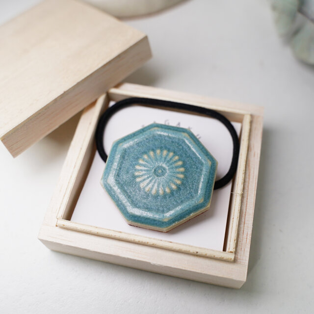 TH-81 美濃焼 ヴィンテージタイルのヘアゴム 裏面レザー加工 | iichi ハンドメイド・クラフト作品・手仕事品の通販