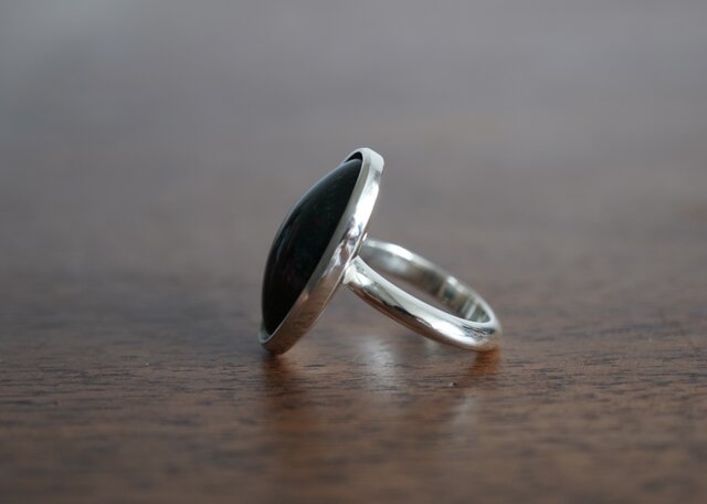 bloodstone ring (oval) | iichi 日々の暮らしを心地よくするハンドメイドやアンティークのマーケットプレイス