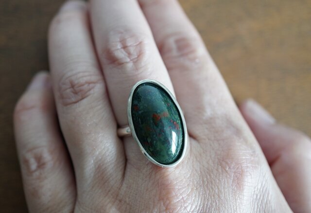 bloodstone ring (oval) | iichi 日々の暮らしを心地よくするハンドメイドやアンティークのマーケットプレイス