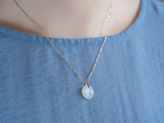White moon stone charm K10YG ホワイトムーンストーン 天然石ネックレスチャーム | iichi ハンドメイド・クラフト作品・手仕事品の通販
