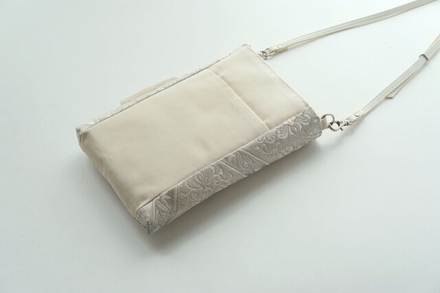 【シルバー 華模様 シルク 帯リメイク スマホショルダーバッグ】日常使い、お呼ばれの日に。サコッシュとしても。 | iichi ハンドメイド・クラフト作品・手仕事品の通販