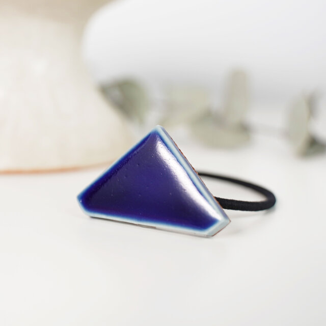 TH-82 美濃焼 三角タイルのヘアゴム 裏面レザー加工 | iichi ハンドメイド・クラフト作品・手仕事品の通販