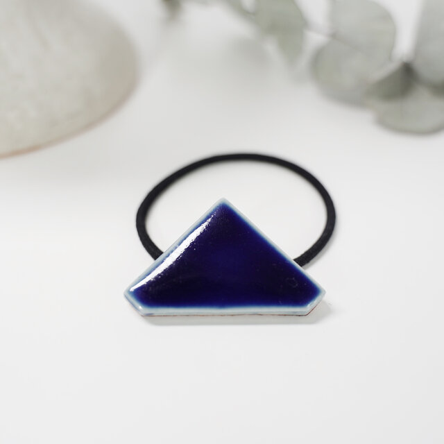 TH-82 美濃焼 三角タイルのヘアゴム 裏面レザー加工 | iichi ハンドメイド・クラフト作品・手仕事品の通販