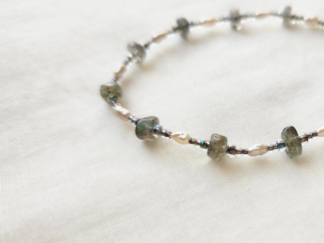 ラブラドライトと淡水パールのブレスレット | iichi 日々の暮らしを心地よくするハンドメイドやアンティークのマーケットプレイス