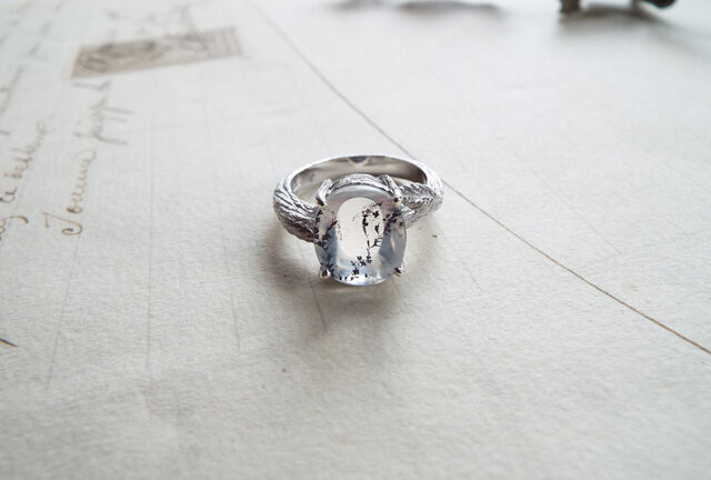 【一点物】デンドリティッククォーツ（水草：たて）のリング | iichi 日々の暮らしを心地よくするハンドメイドやアンティークのマーケットプレイス