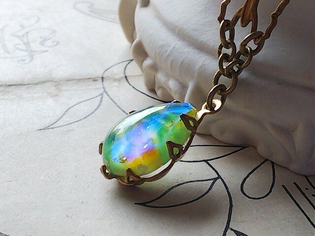 ヴィンテージ ドラゴンズブレス（Green－Mix）18×13㎜ 蝶のネックレス | iichi 日々の暮らしを心地よくするハンドメイドやアンティークのマーケットプレイス