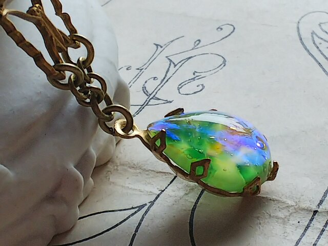 ヴィンテージ ドラゴンズブレス（Green－Mix）18×13㎜ 蝶のネックレス | iichi 日々の暮らしを心地よくするハンドメイドやアンティークのマーケットプレイス