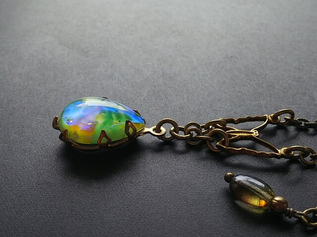 ヴィンテージ ドラゴンズブレス（Green－Mix）18×13㎜ 蝶のネックレス | iichi 日々の暮らしを心地よくするハンドメイドやアンティークのマーケットプレイス