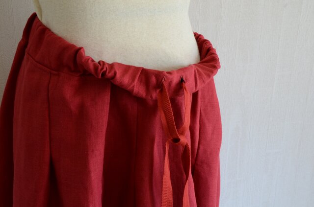 赤色のタックスカート ロング丈 リネン100％ | iichi 日々の暮らしを心地よくするハンドメイドやアンティークのマーケットプレイス