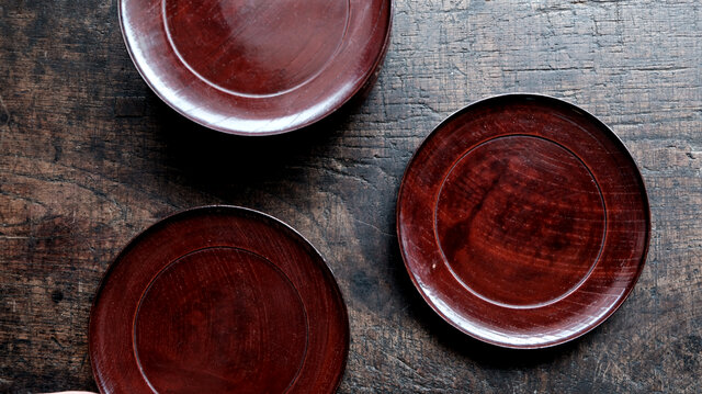 木目と滑らかな光沢が美しい 大正浪漫 銘々皿 拭き漆 中皿 プレート 骨董品 antiques | iichi 日々の暮らしを心地よくするハンドメイドやアンティークのマーケットプレイス