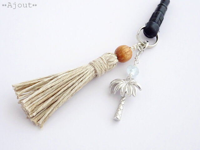 麻紐タッセルと椰子の木チャームのスマホピアス《MA-98》 | iichi ハンドメイド・クラフト作品・手仕事品の通販