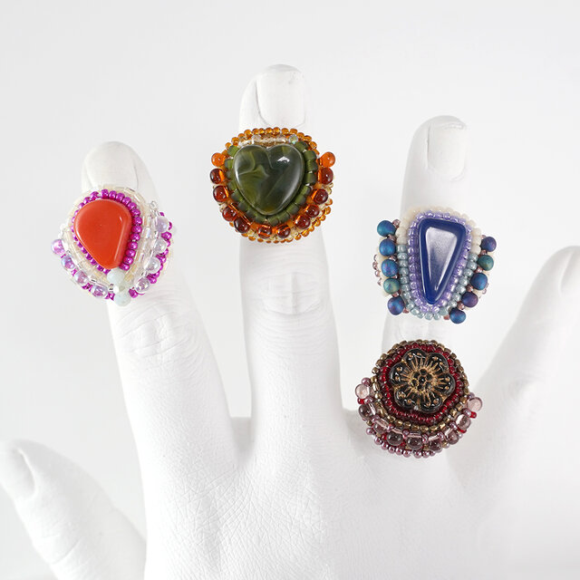 スカーフ留めにも おしゃべりな指輪151 フリーサイズ ビーズ刺繍のリング フラワー 花 おおぶりリング | iichi ハンドメイド・クラフト作品・手仕事品の通販