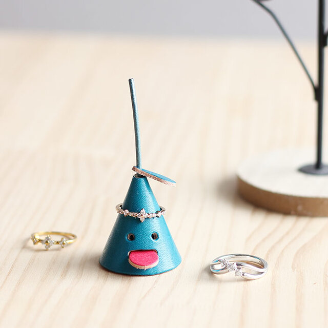 ペロちゃん リングスタンド T-105 【ブルー】 ring stand 指輪置き ゆびわ置き 指輪スタンド 革 レザー | iichi ハンドメイド・クラフト作品・手仕事品の通販