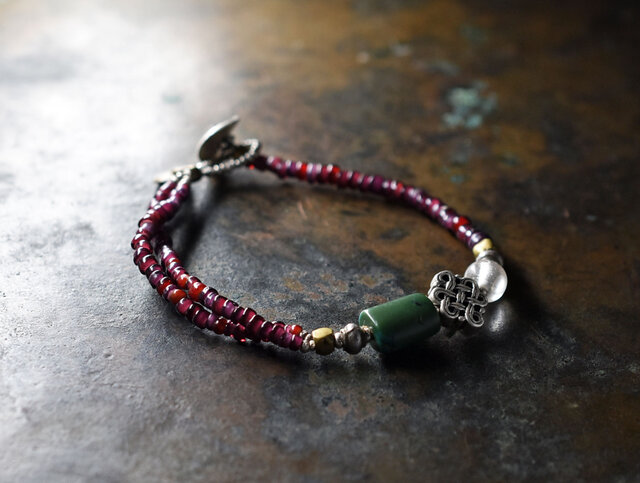 oldチベタンターコイズと古代水晶、エンドレスノット、oldチンシルバー、oldオリッサブラス、葡萄色ホワイトハーツのブレス | iichi ハンドメイド・クラフト作品・手仕事品の通販