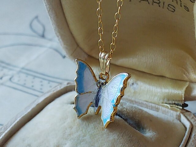 ヴィンテージ エナメル蝶（White／水色） 14Kgfネックレス | iichi 日々の暮らしを心地よくするハンドメイドやアンティークのマーケットプレイス