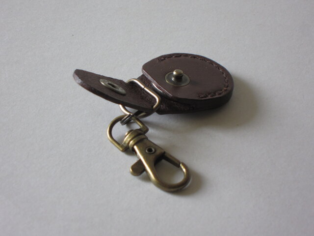 100円玉サイズお守りホルダー：焦げ茶 約W32xD12xH36（革部分）・84 | iichi ハンドメイド・クラフト作品・手仕事品の通販