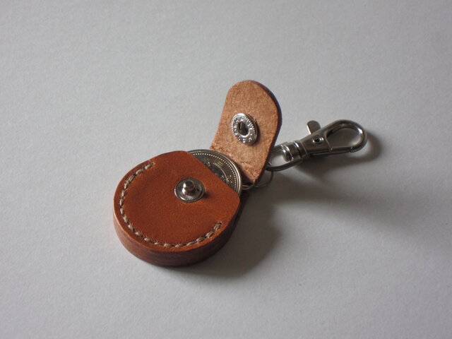 500円玉・コインホルダー (黄土色) 約W37xD12xH42（革部分）・92 | iichi 日々の暮らしを心地よくするハンドメイドやアンティークのマーケットプレイス