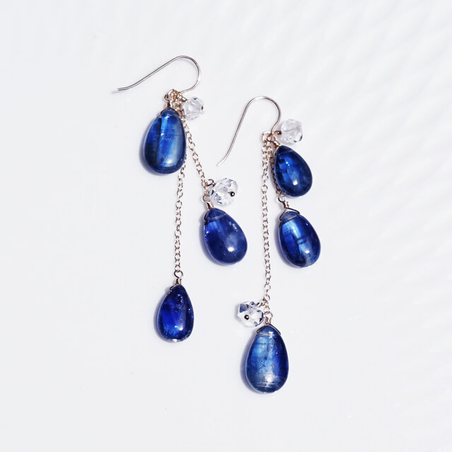 カイヤナイトとハーキマーダイヤモンドによるアシンメトリーピアス ～催涙雨（さいるいう） | iichi ハンドメイド・アンティーク・食品・ギフト・手作り