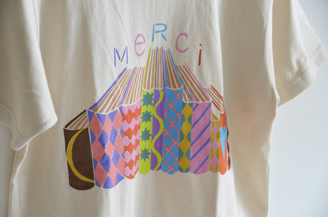 新柄！" bookshelf Tシャツ " ハンドペイントTシャツ ラテベージュ 母の日のプレゼントにも！ | iichi 日々の暮らしを心地よくするハンドメイドやアンティークのマーケットプレイス