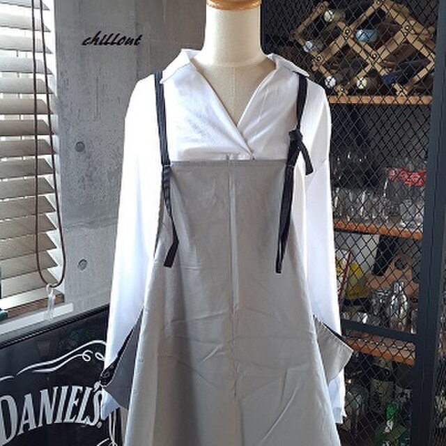 【背中がかわいい】エプロンドレス：コットン：グレー×ブラック【0583】 | iichi ハンドメイド・アンティーク・食品・ギフト・手作り