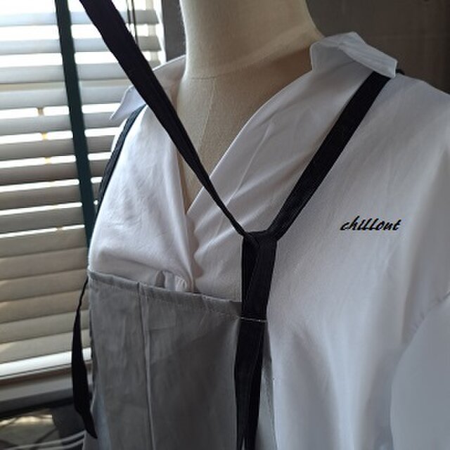 【背中がかわいい】エプロンドレス：コットン：グレー×ブラック【0583】 | iichi ハンドメイド・アンティーク・食品・ギフト・手作り