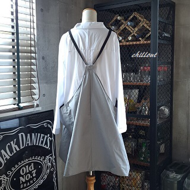 【背中がかわいい】エプロンドレス：コットン：グレー×ブラック【0583】 | iichi ハンドメイド・アンティーク・食品・ギフト・手作り