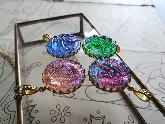 ヴィンテージ BlueオーロラLeaf（23㎜）クラシカルネックレス | iichi 日々の暮らしを心地よくするハンドメイドやアンティークのマーケットプレイス